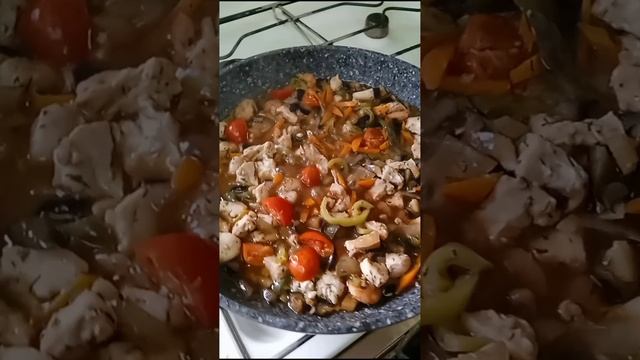 Наша любимая японская лапша Удон с овощами и курицей. Готовим очень часто. Это безумно вкусно!