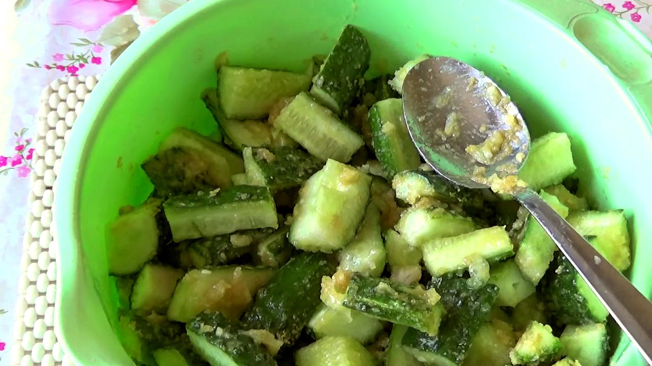 Закуска из огурцов в горчичном маринаде с чесноком. Получаются острые и хрустящие огурчики