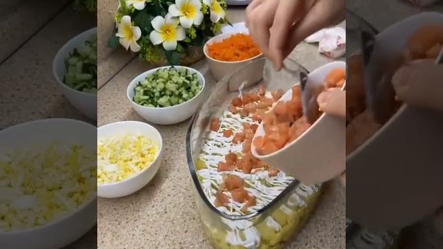 Салaт с крacной рыбой и свежим огyрцом к столу.