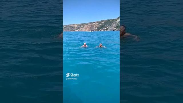 Друзья  и море.