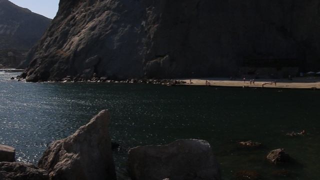 Пляж под Генуэзской крепостью. Вид со скал в море. Путешествия по Крыму. Судак.