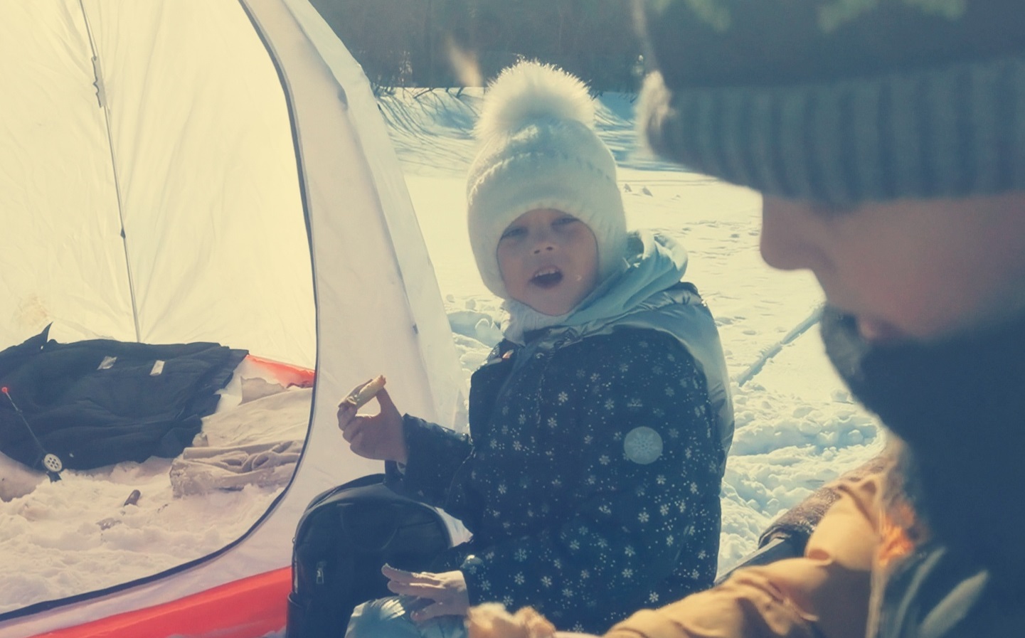 подледная зимняя рыбалка на таежной речке