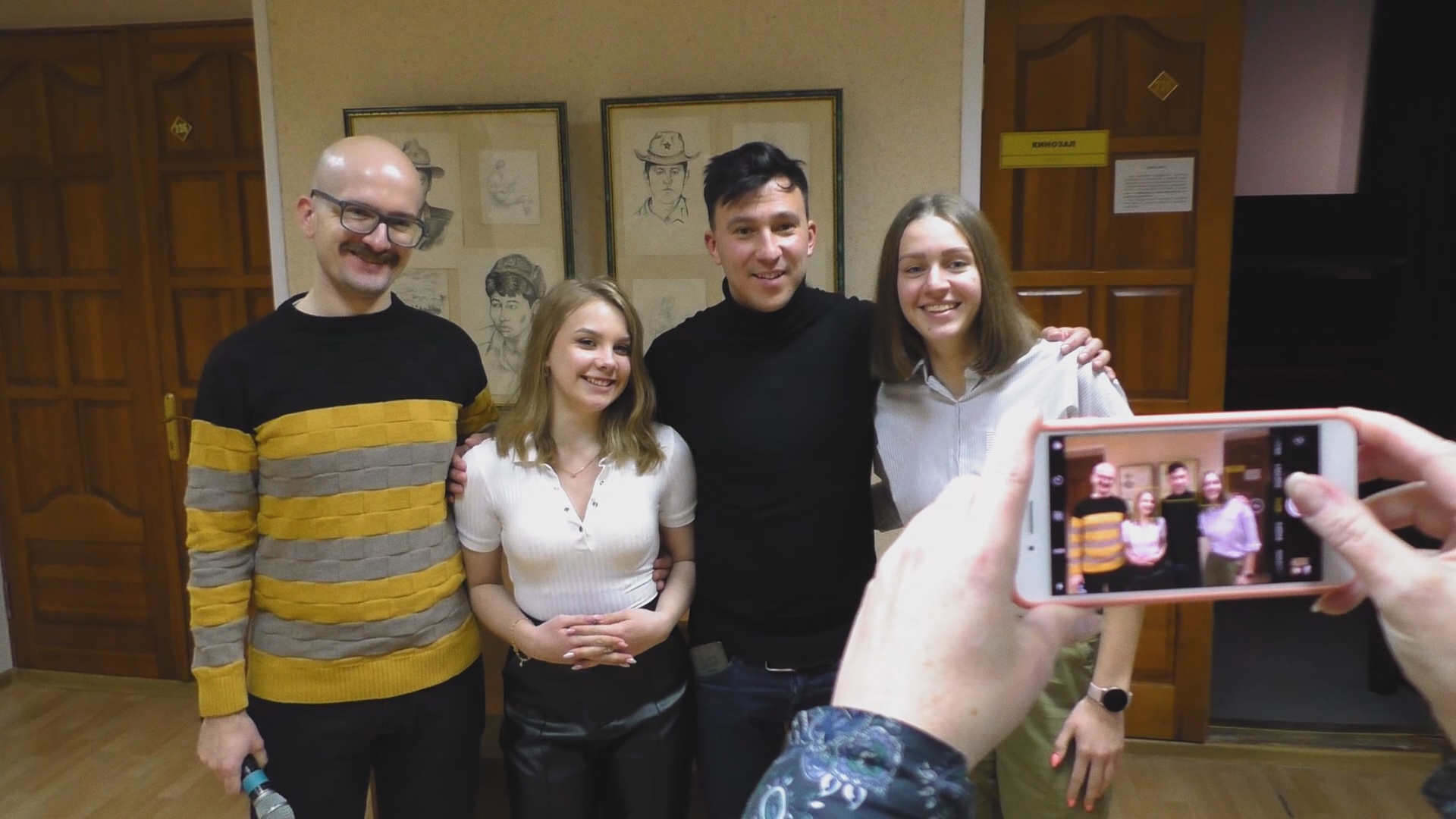 Опрос зрителей на выходе из кинозала. Закрытый показ фильма "Ожидание жизни". 1-ый день