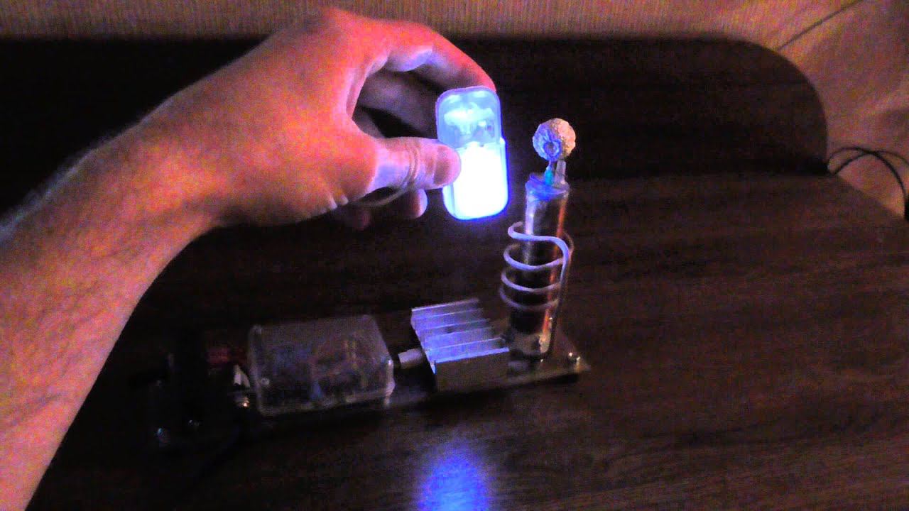 Свечение светодиодного фонарика от качера (батарейки вынуты)