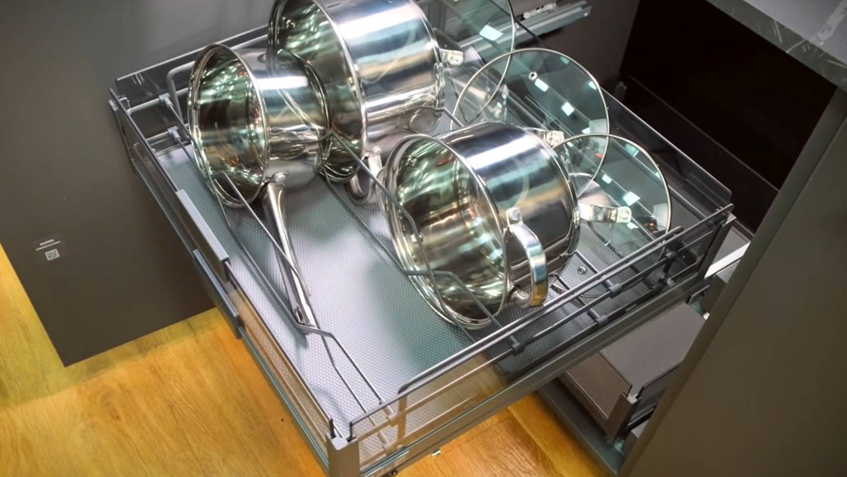 Корзина с держателем MATRIX для кастрюль и сковородок, выдвижной фасад от компании Duslar