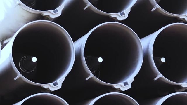 Реактивная система залпового огня «Ураган» выполняет огневые задачи.