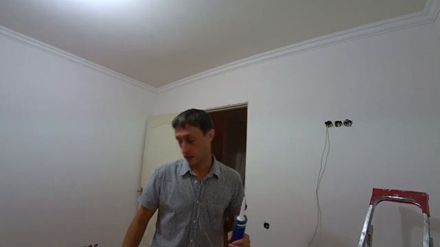 Как приклеить потолочный плинтус.mp4