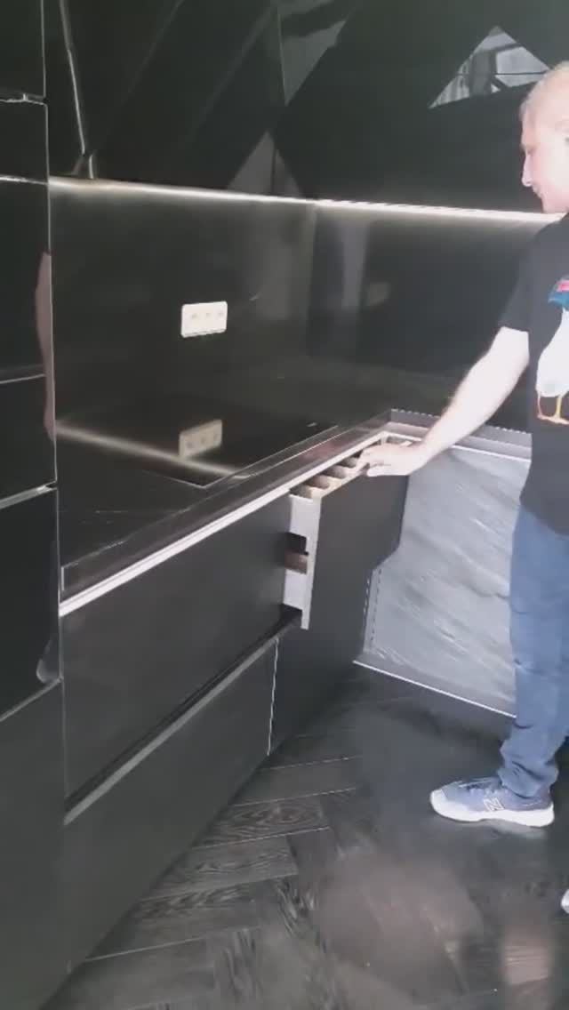 Элитная мебель для кухни на заказ с встроенной техникой Москва