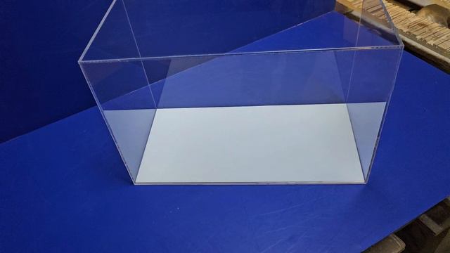 Акриловый бокс с основанием белого цвета.