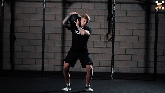 Приседание со слемболом на плече