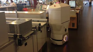 Промышленный робот Omron Adept производит сортировку материалов