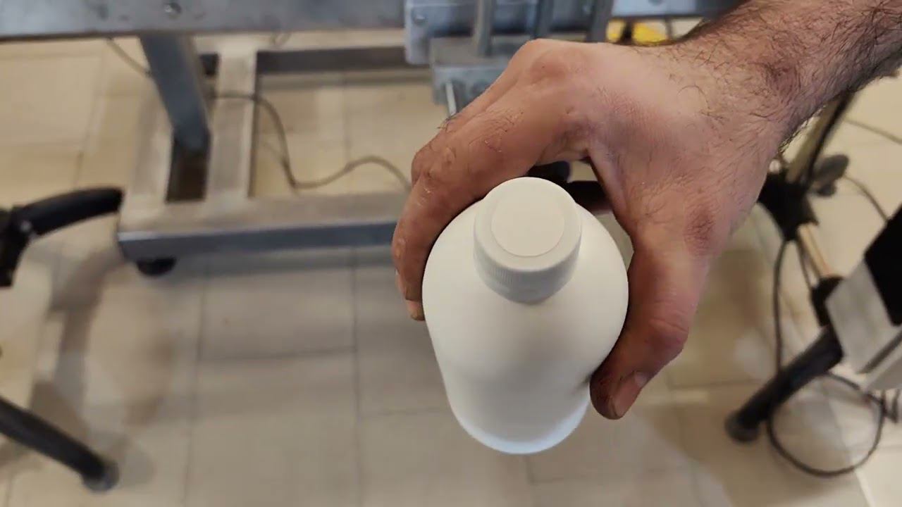 Наклеивание этикетки на бутылку - EtiKon.ru