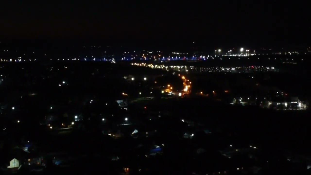 Квадрокоптер ночью в небе ищет дорогу домой