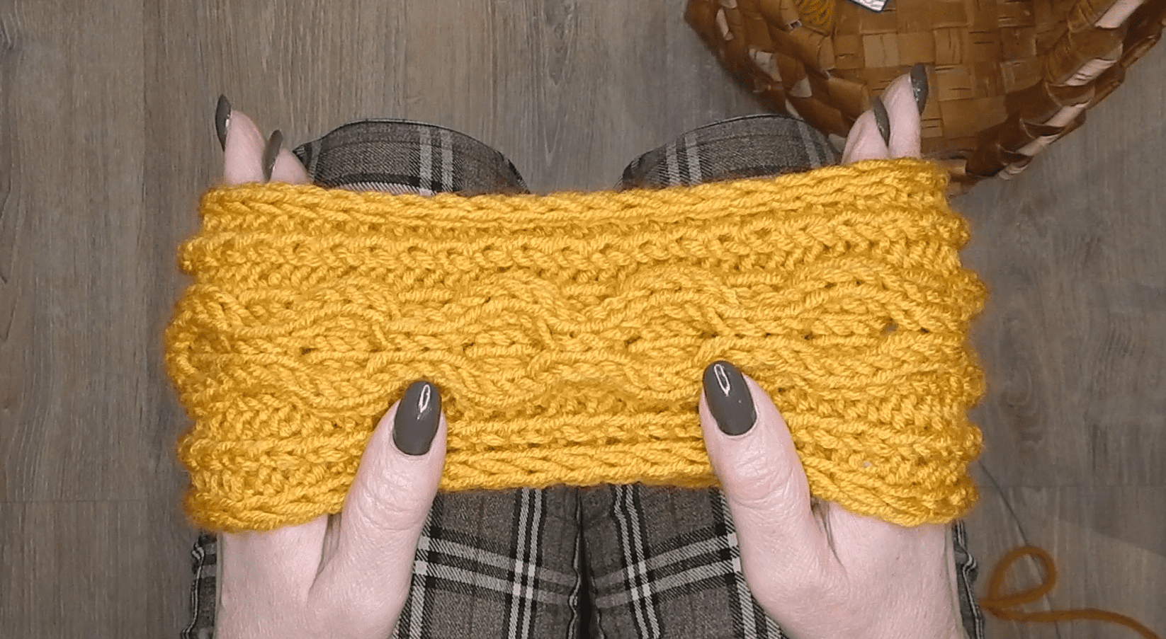 Повязка с рисунком спицами.