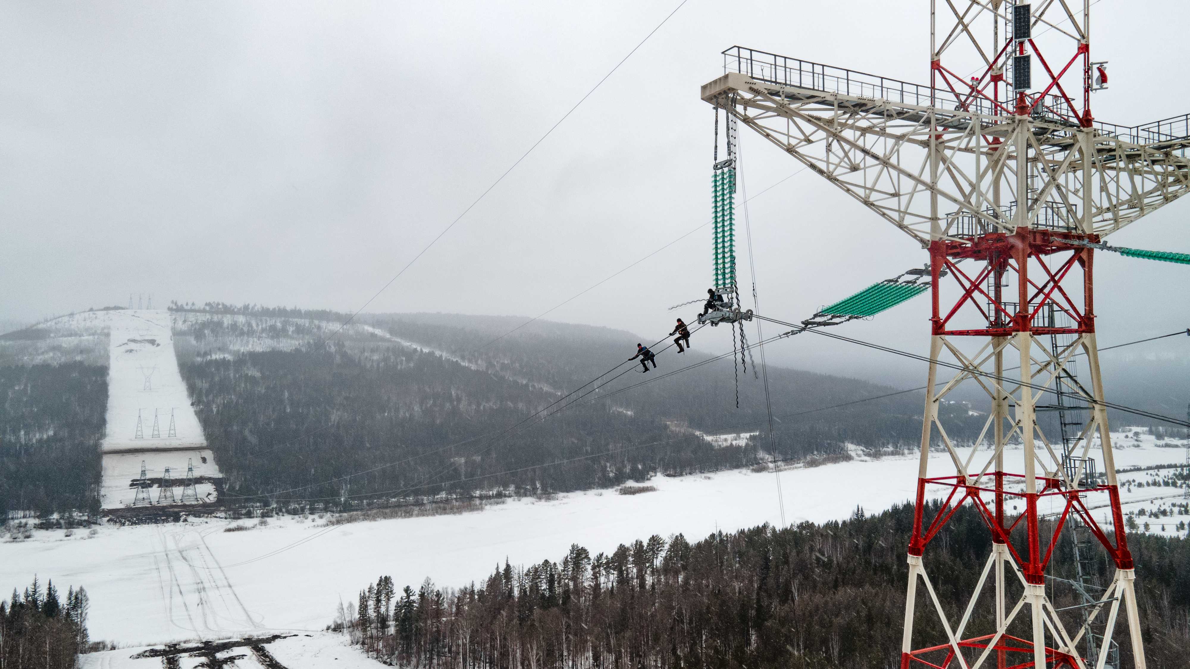 Монтаж проводов и грозотросов на переходе через р. Лена, ВЛ 500 кВ Нижнеангарская - Усть-Кут