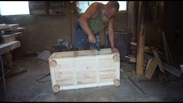 Нижне Шкафтинский сундук  Укрепляю, украшаю с помощью деревянных чопиков.