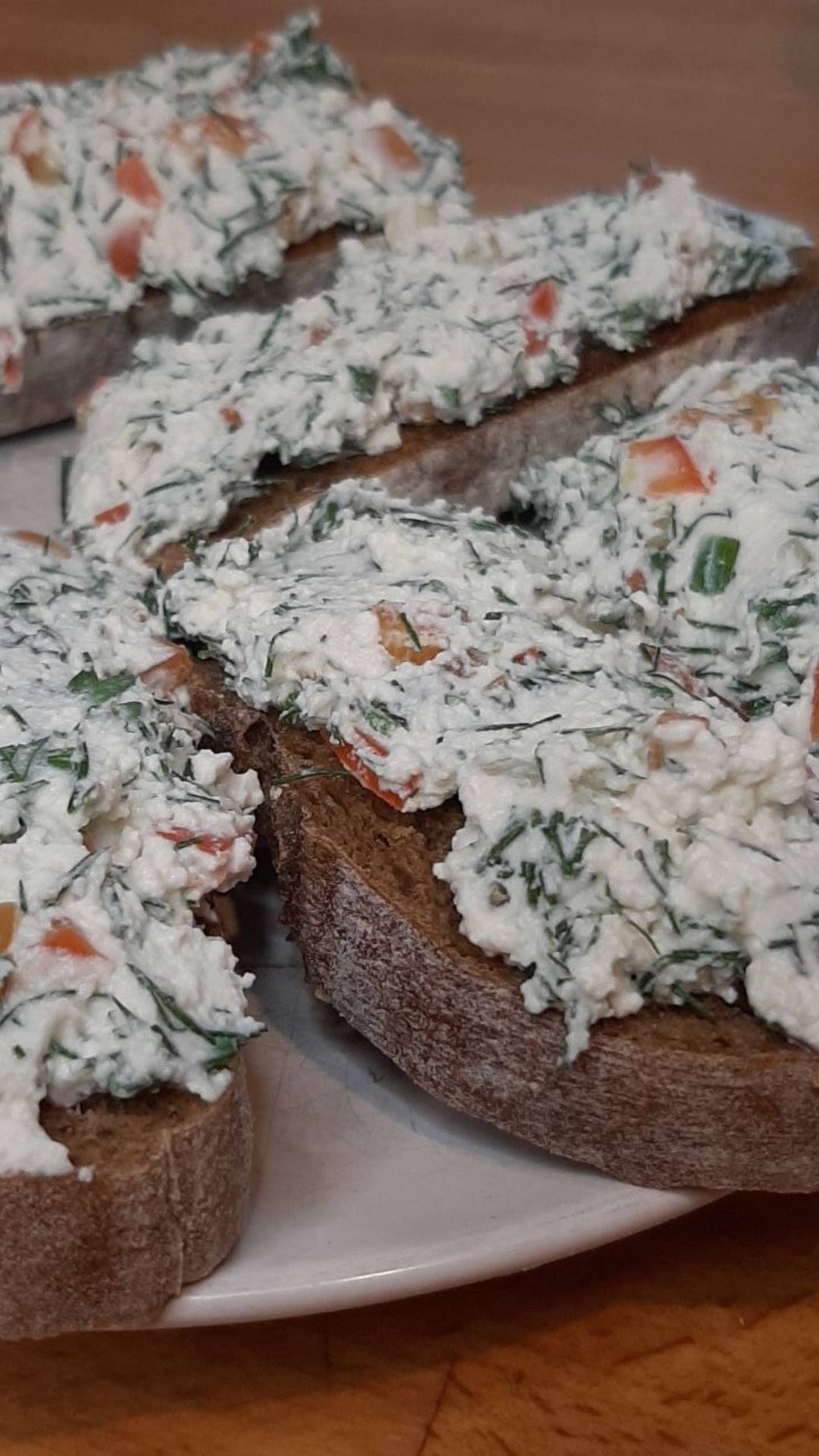Вкуснейшая намазка на хлеб из творога, зелени и овощей. Летний дачный завтрак 17.