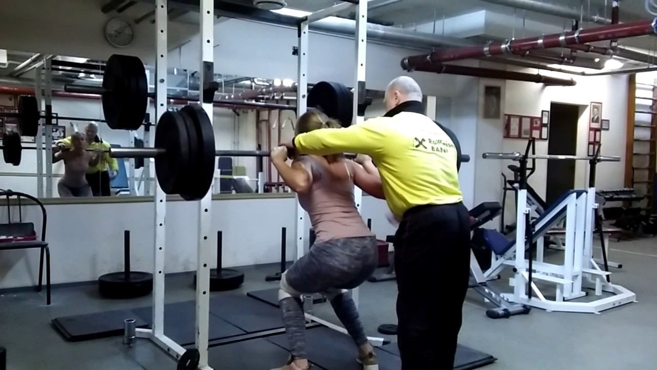 Приседает Анастасия - персональный тренинг от Георгия Зобача