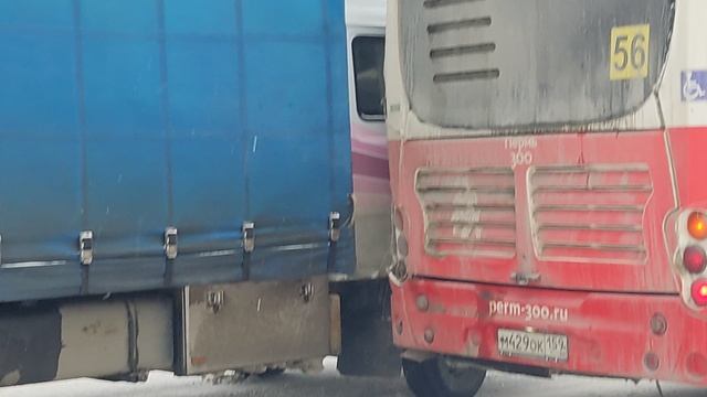 Дтп с автобусом (маршрут 56) в Перми  ул. Куйбышева #roadcontrol