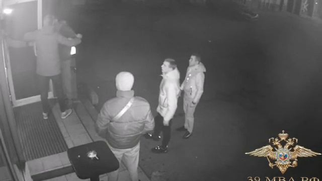 В Калининграде полиция разыскивает хулиганов, которые повредили фасад ночного клуба