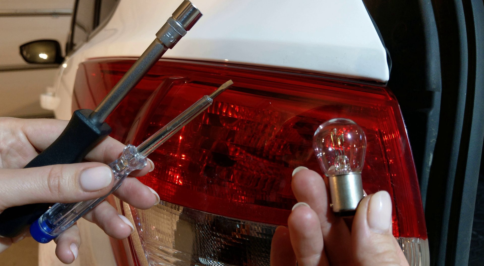 Замена лампы заднего габарита и стоп-сигнала на Ford Kuga 2.