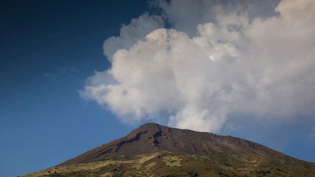 Вулкан и облака (для фона)