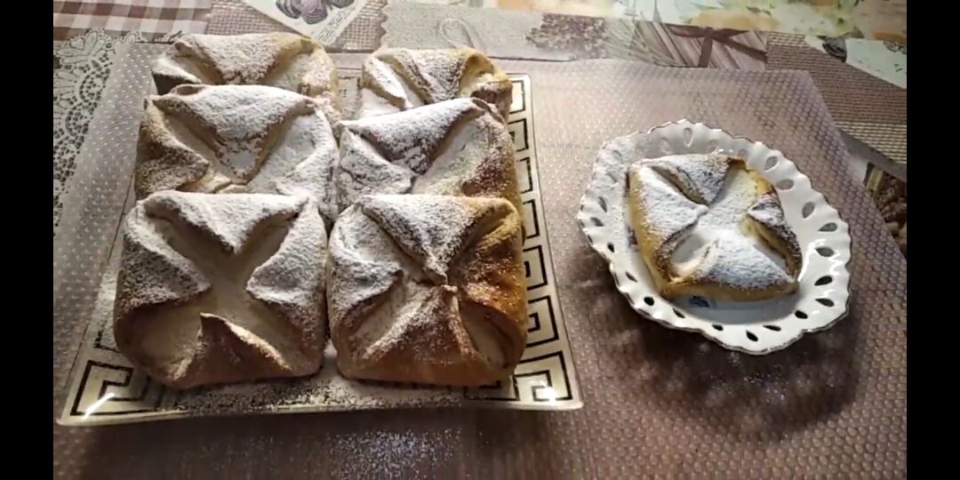 Слойки с творогом. Готовятся быстро и съедаются мгновенно.