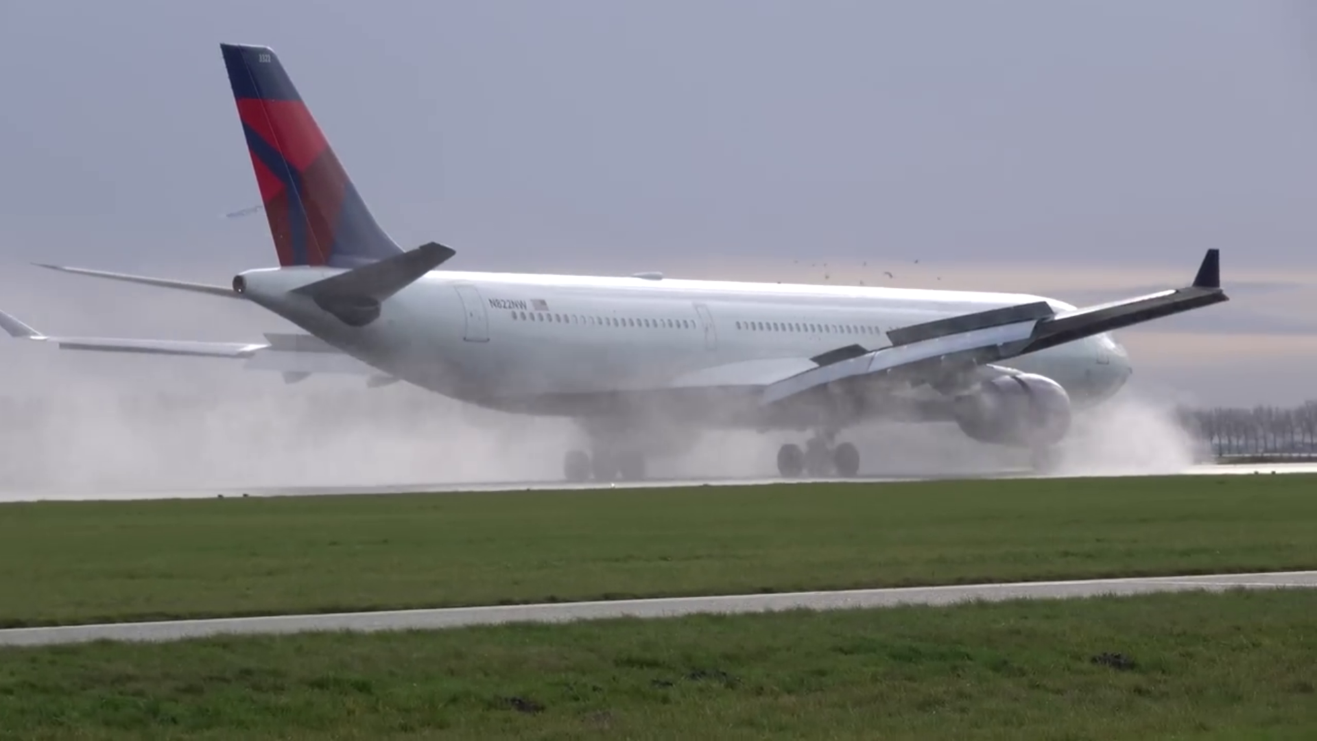 Посадка самолета в сильный ветер | Взлеты и посадки самолетов | Ветер сдувает самолёт с полосы