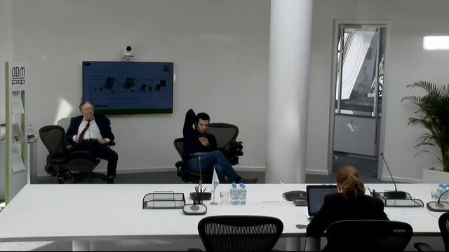 Трансляция аукциона по продаже здания из фильма «Ошибка резидента» в Москве.