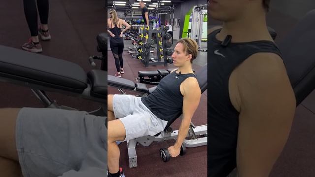 Сгибание предплечья сидя на скамье 45