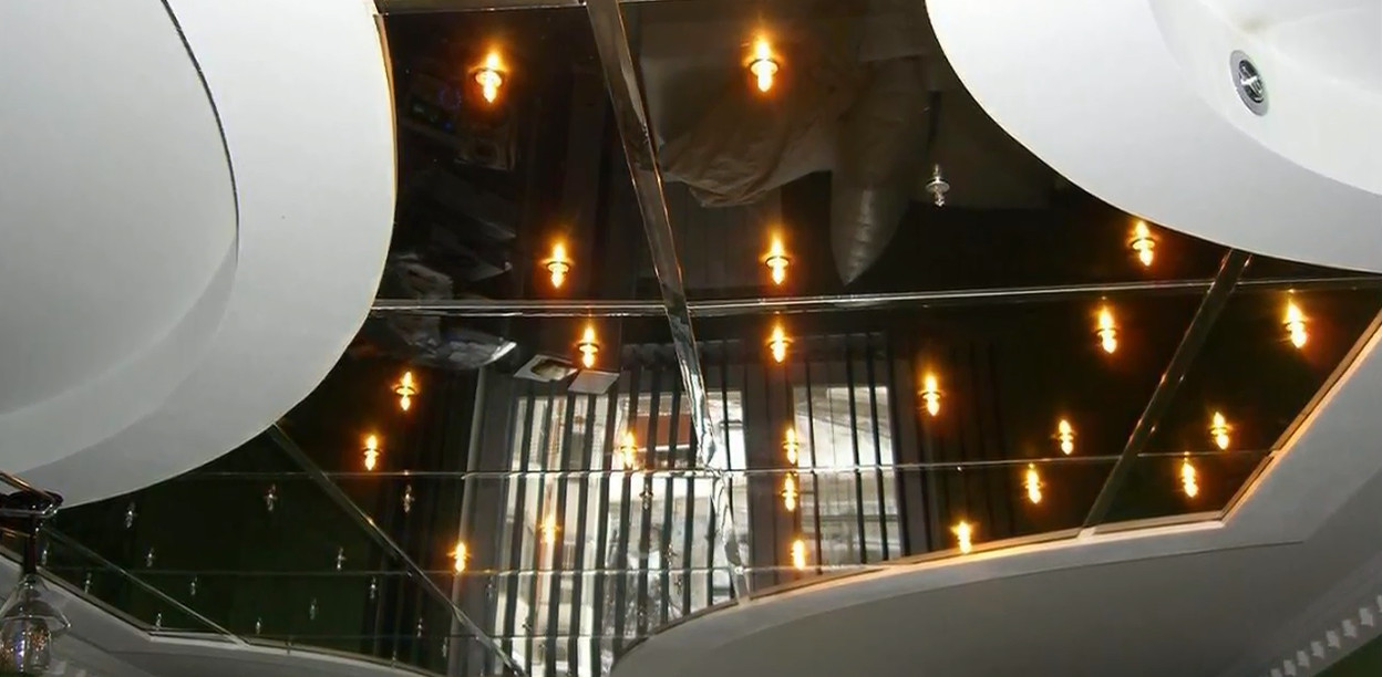 Потолки зеркальные