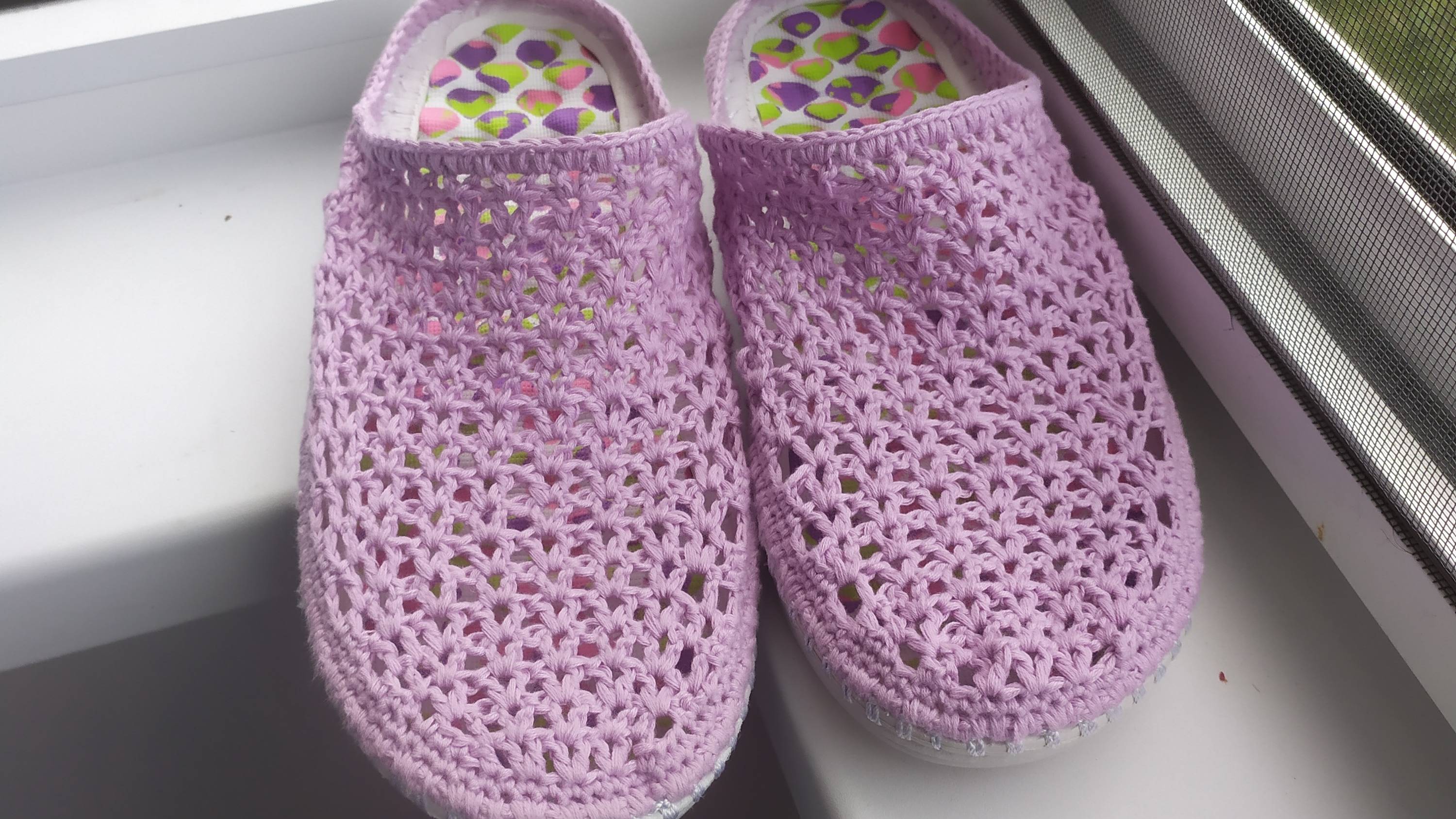 ШЛЕПАНЦЫ КРЮЧКОМ НА ПОДОШВЕ.