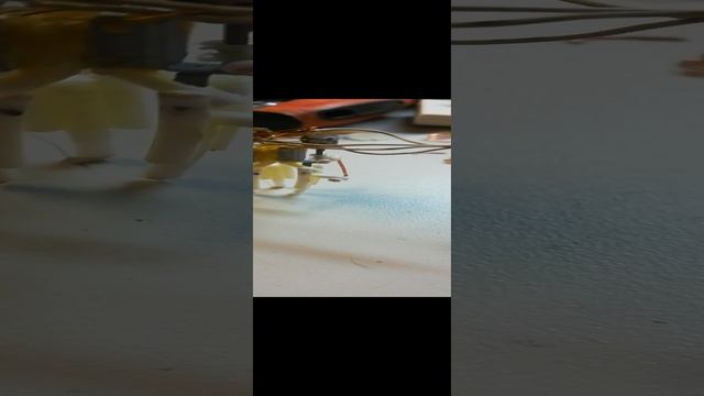 робот танцует