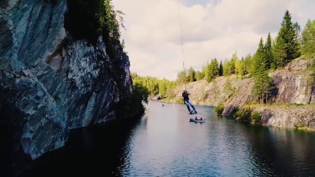 Прыжок с веревкой с 20 метрового мраморного утеса в горном парке Рускеала