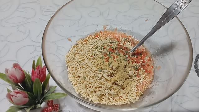 Отвариваем яйца и готовим бюджетный салат за 2 минуты. Простой, но очень вкусный салат с Роллтоном