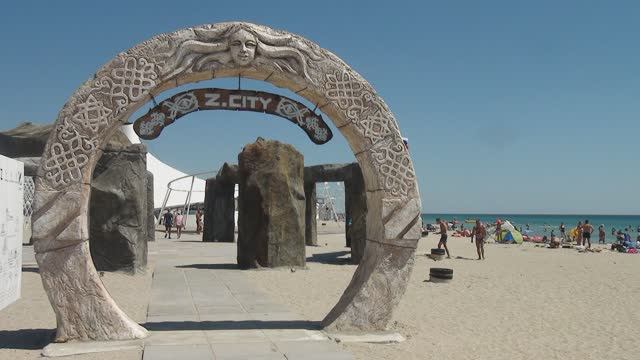 Фотообзор Пляжа Зет Сити в Поповке Крым, Арт объекты, детское кафе Мухомор, спорт и анимация