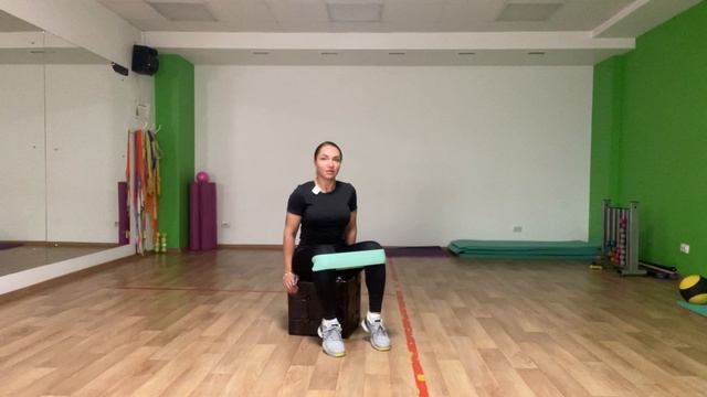 разведения сидя фитнес резинка