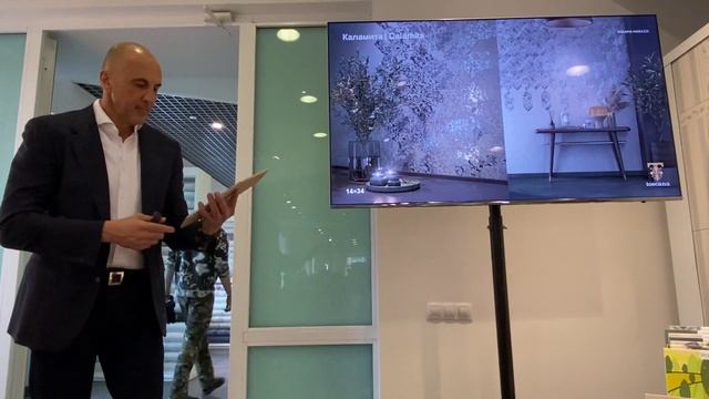 Комбинация орнамента дамасской ткани, бетона и зеркальной глазури в коллекции Calamita.