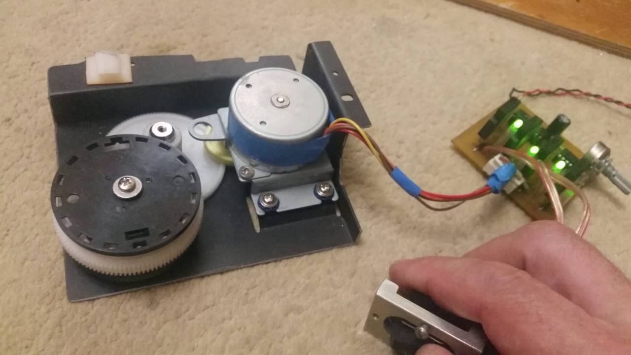 Простая схема запуска шагового двигателя с реверсом.