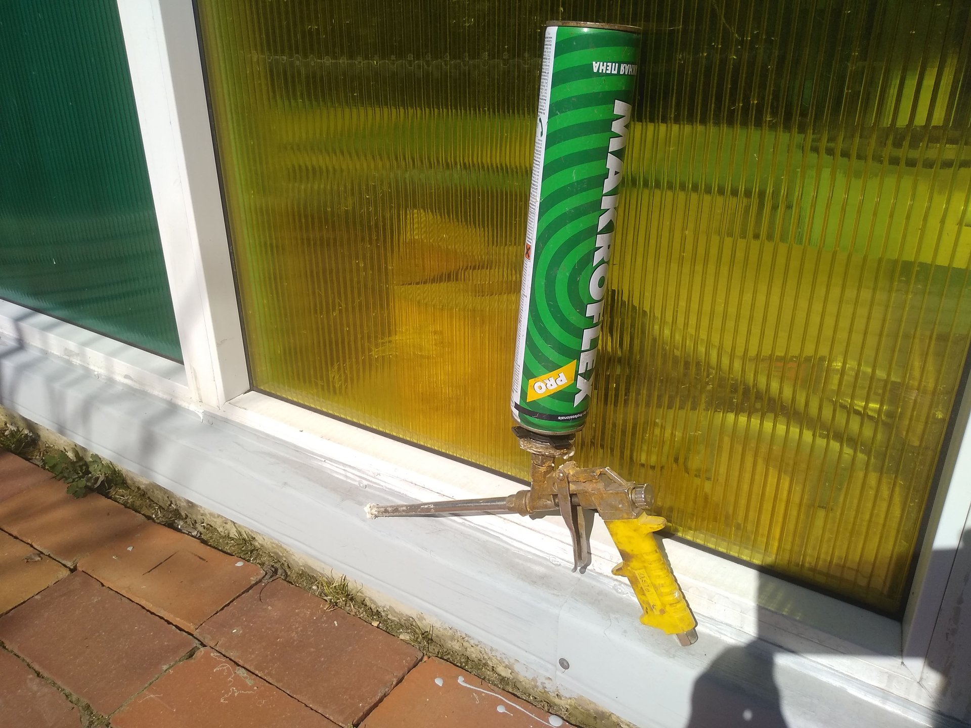 Чистим пистолет от монтажной пены.Просто и быстро.