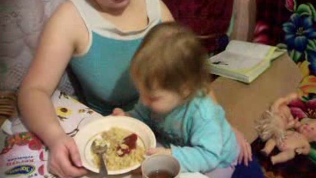 13.12.2008 Нехочуха кушать за столом.