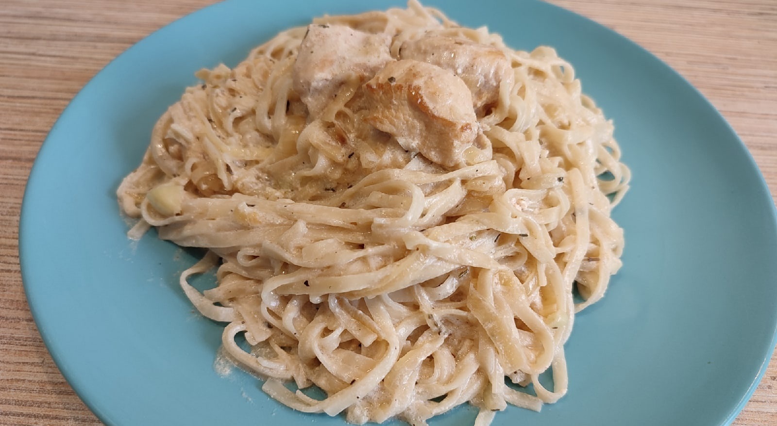 ВОК ИЗ КУРИЦЫ И ПШЕНИЧНОЙ ЛАПШИ ПОД СЛИВОЧНО-ЧЕСНОЧНЫМ СОУСОМ С ИТАЛЬЯНСКИМИ ТРАВАМИ