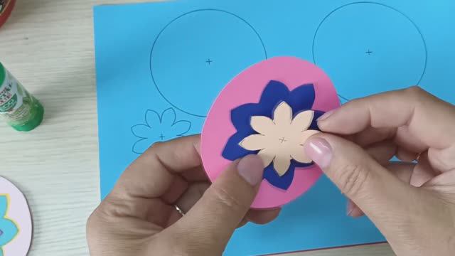 Учимся вырезать круг, собираем цветок. Мастер класс. Техника безопасности на уроке.