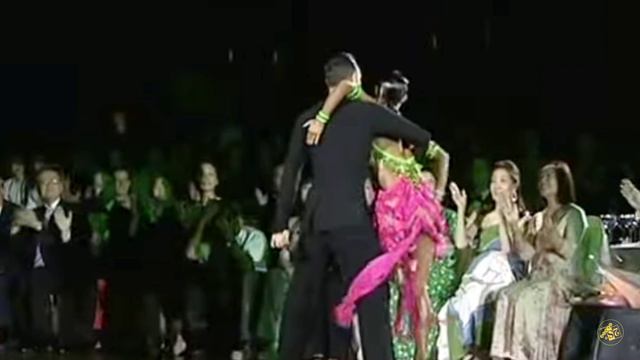 Софиты, перья, танец, латина, самба!