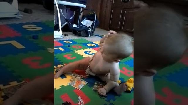 Алиса играет с бусами