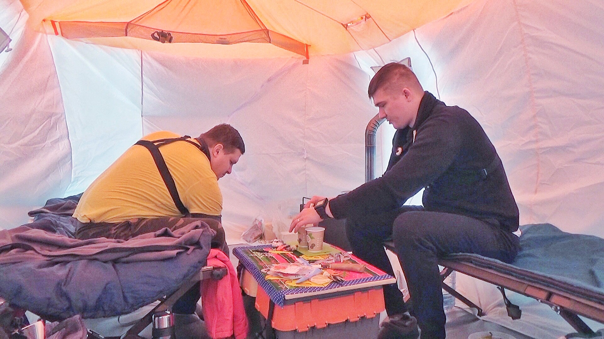 Два дня на льду с ночевкой в палатке. Ловля в слом погоды.