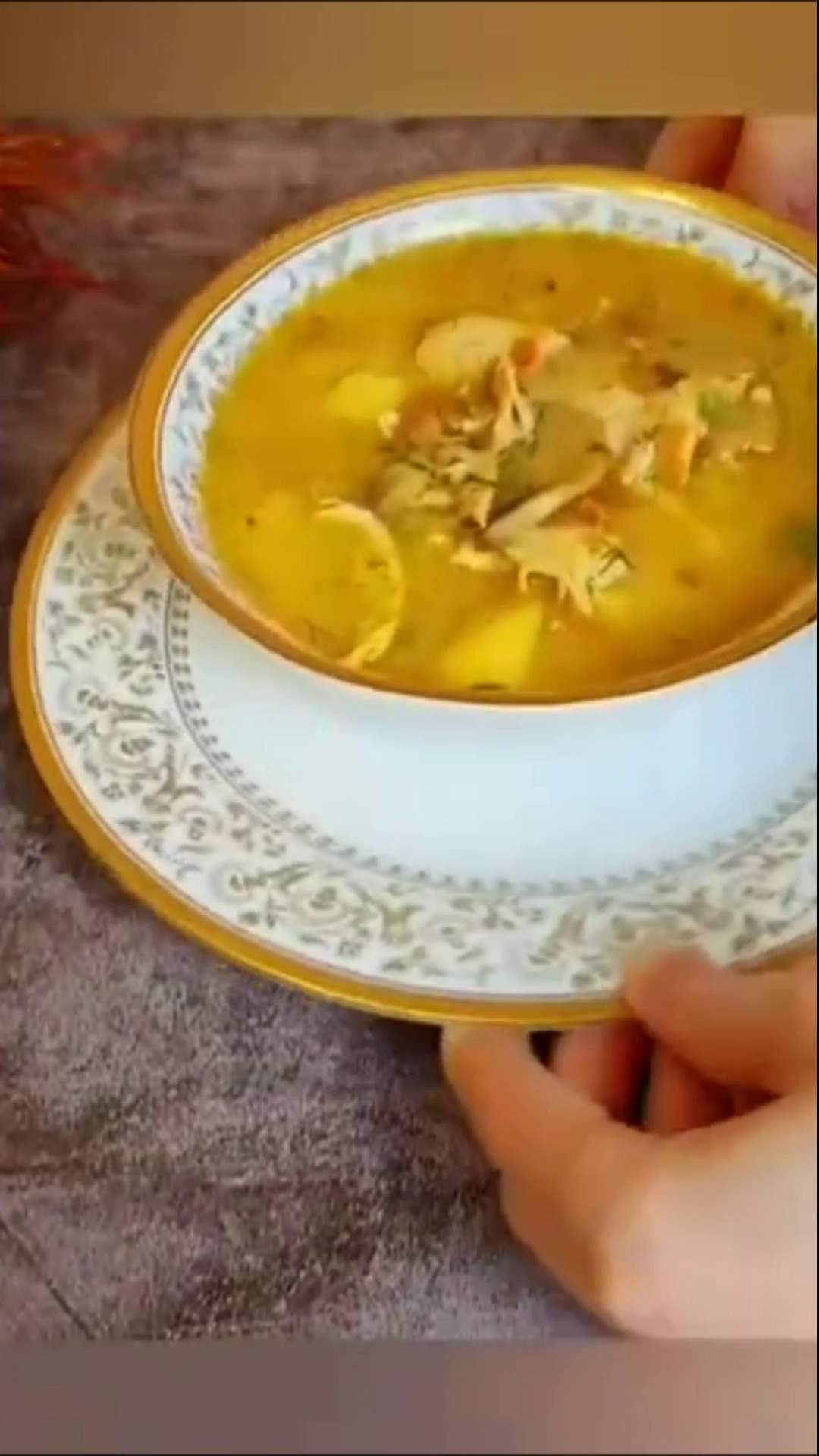 Вкусненький быстренький бесподобный супчик. Помогает востановить силы после праздников.mp4