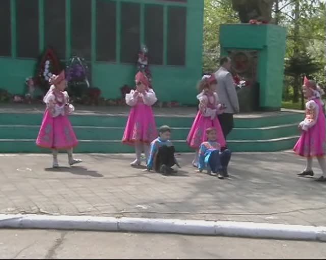 2007.05.09 Митинг и концерт в пос. Александровка  в день победы 4- Танец Балагуры