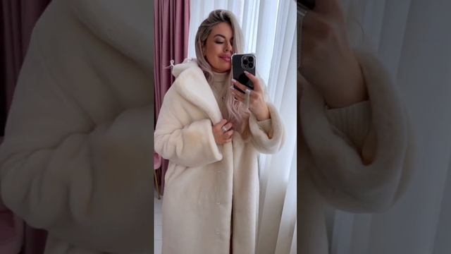 Почему так красиво? Самое время баловать себя шубами по сезонным предложениям.