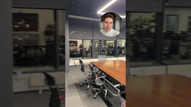 Большая переговорная из стекла